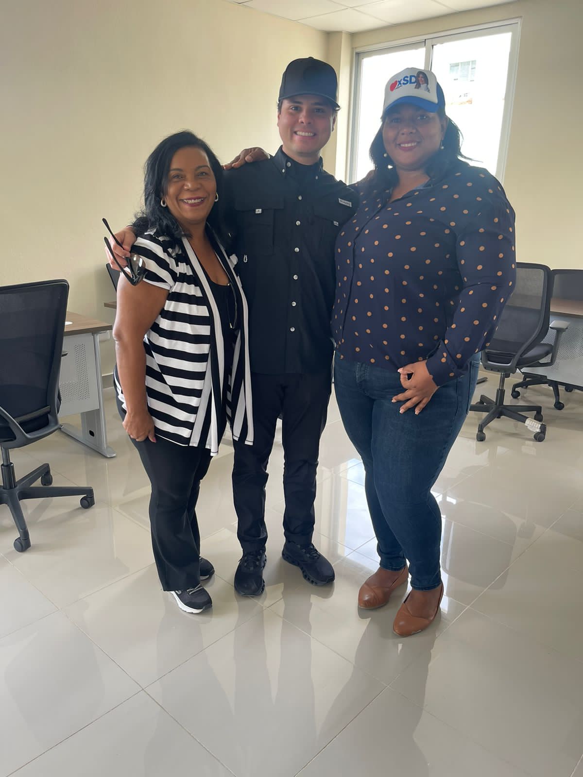 Buhoneros y comerciantes del área de la avenida Duarte muestran ...